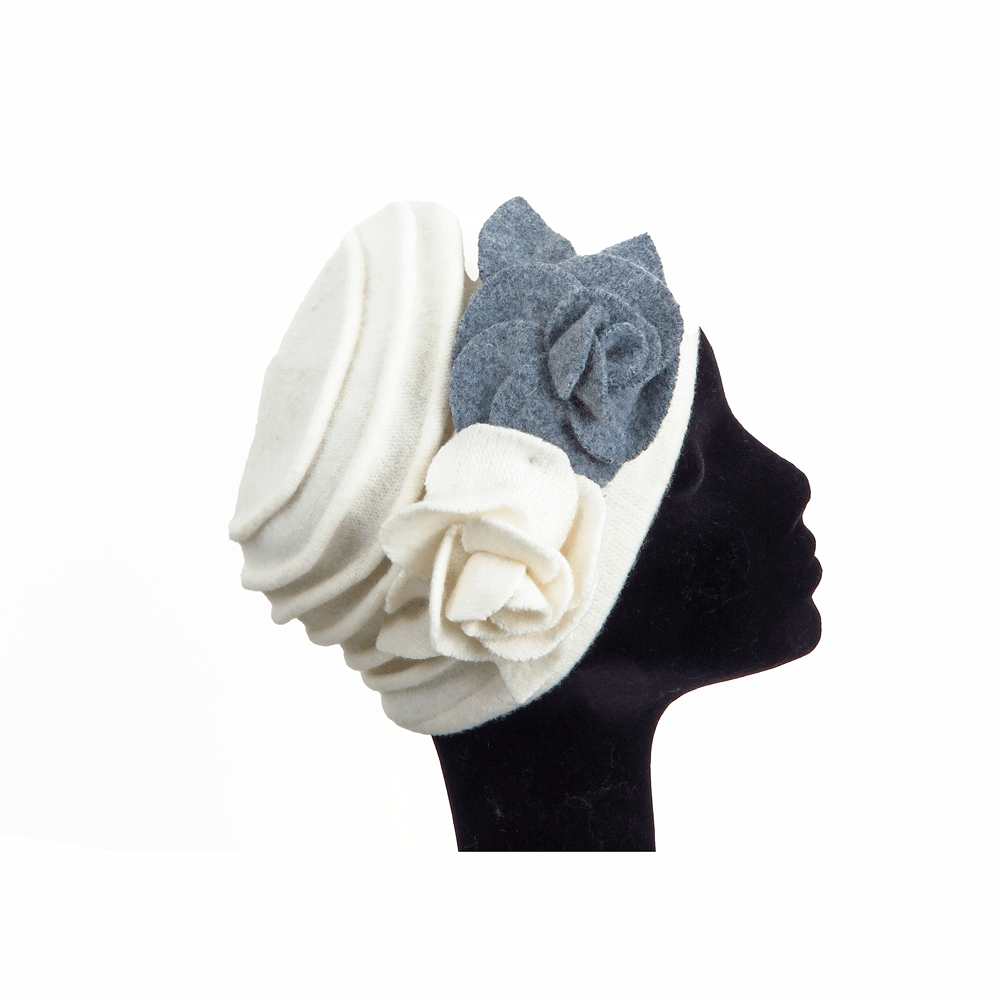 Cuffia in lana bianca con fiori | Viganò Milano 1919